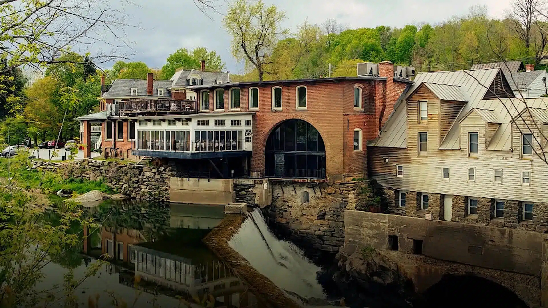 Visit Simon Pearce, One of the Few Remaining Large Scale Glassmaking ...